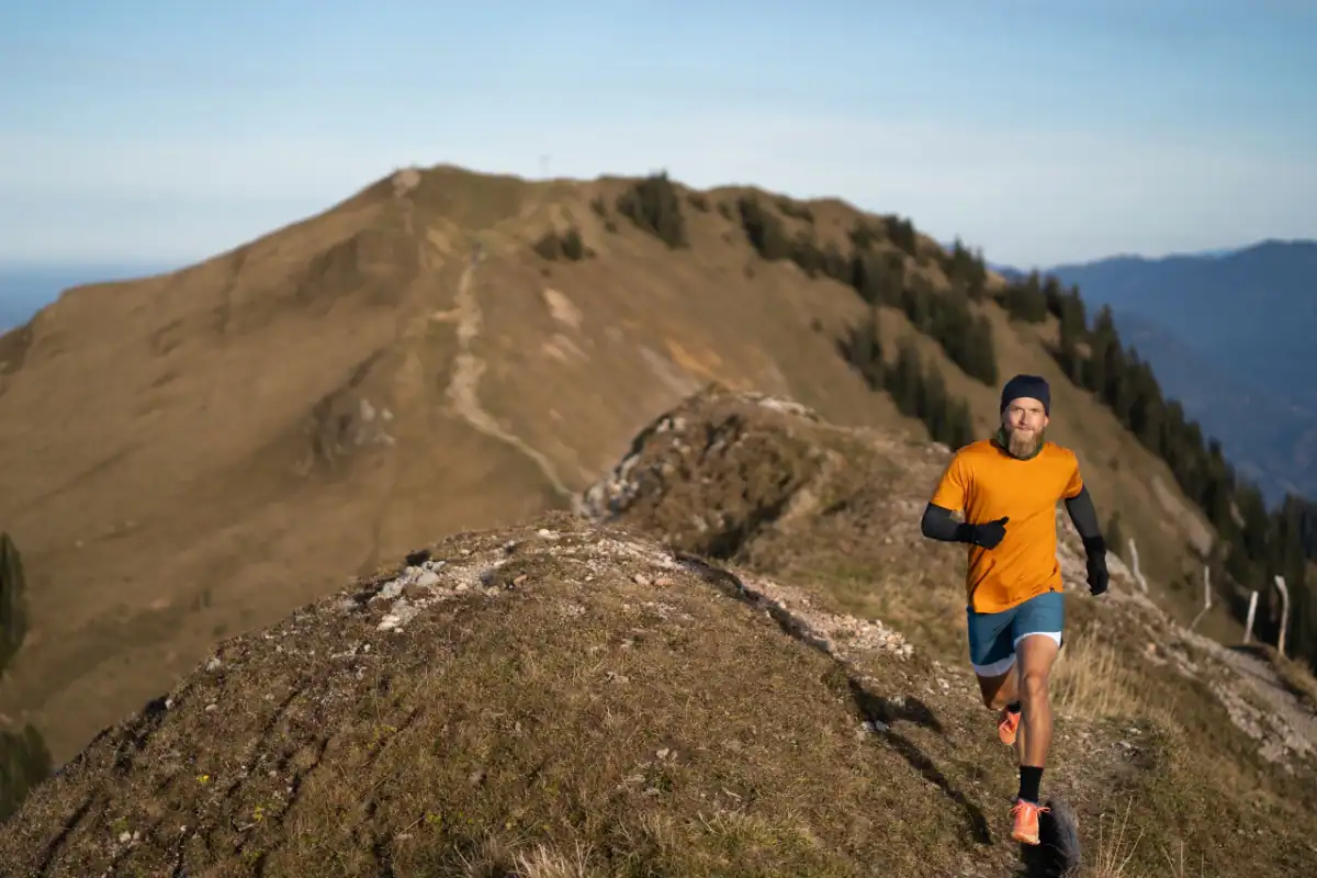 TOM FYFE – Kleidung für draußen mit Haltung - STAY WILD - OUTDOOR