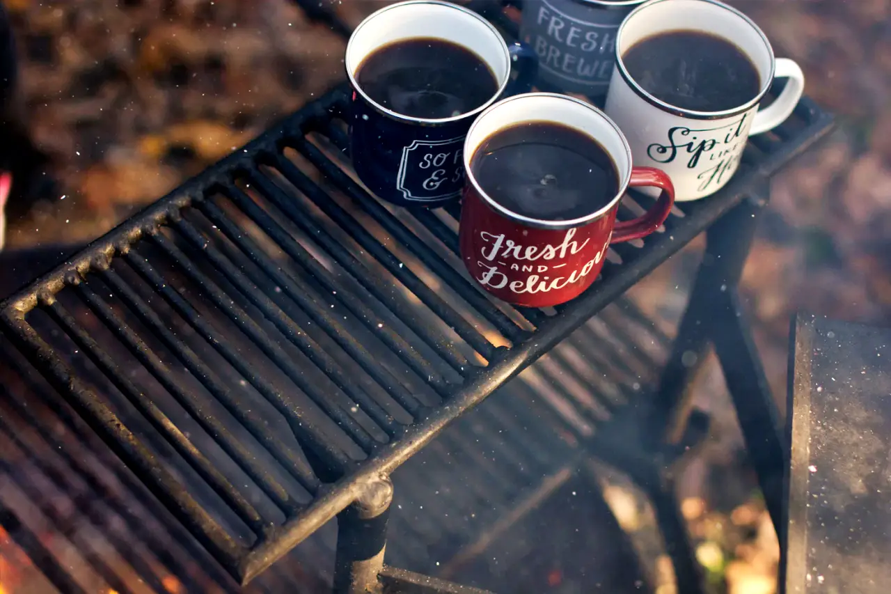 Drei perfekte Wege zum Outdoor-Kaffee - Welche Methode ist die Beste ...